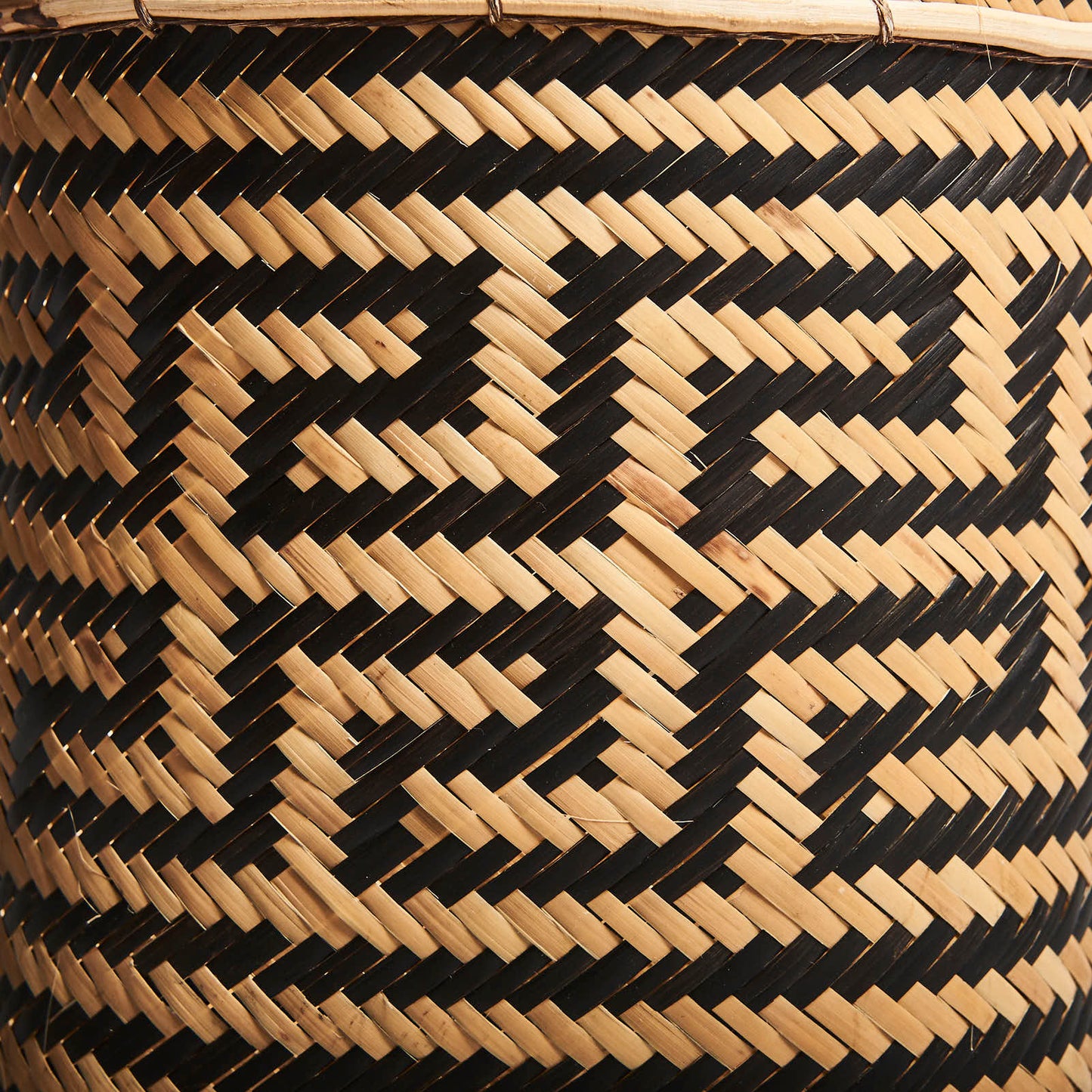 Cesto de Fibra de Arumã Preto e Bege Povo Baniwa Indígena – Maniò