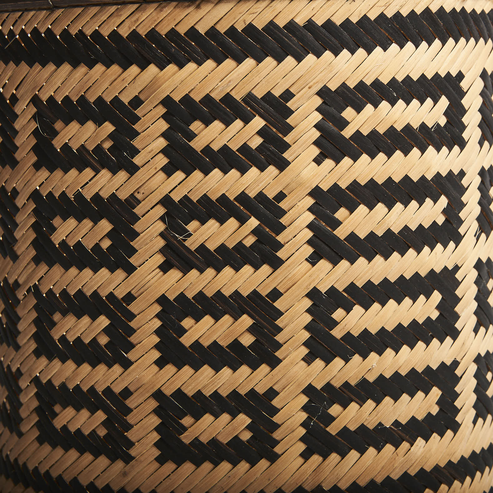 Cesto de Fibra de Arumã Preto e Bege Povo Baniwa Indígena – Maniò