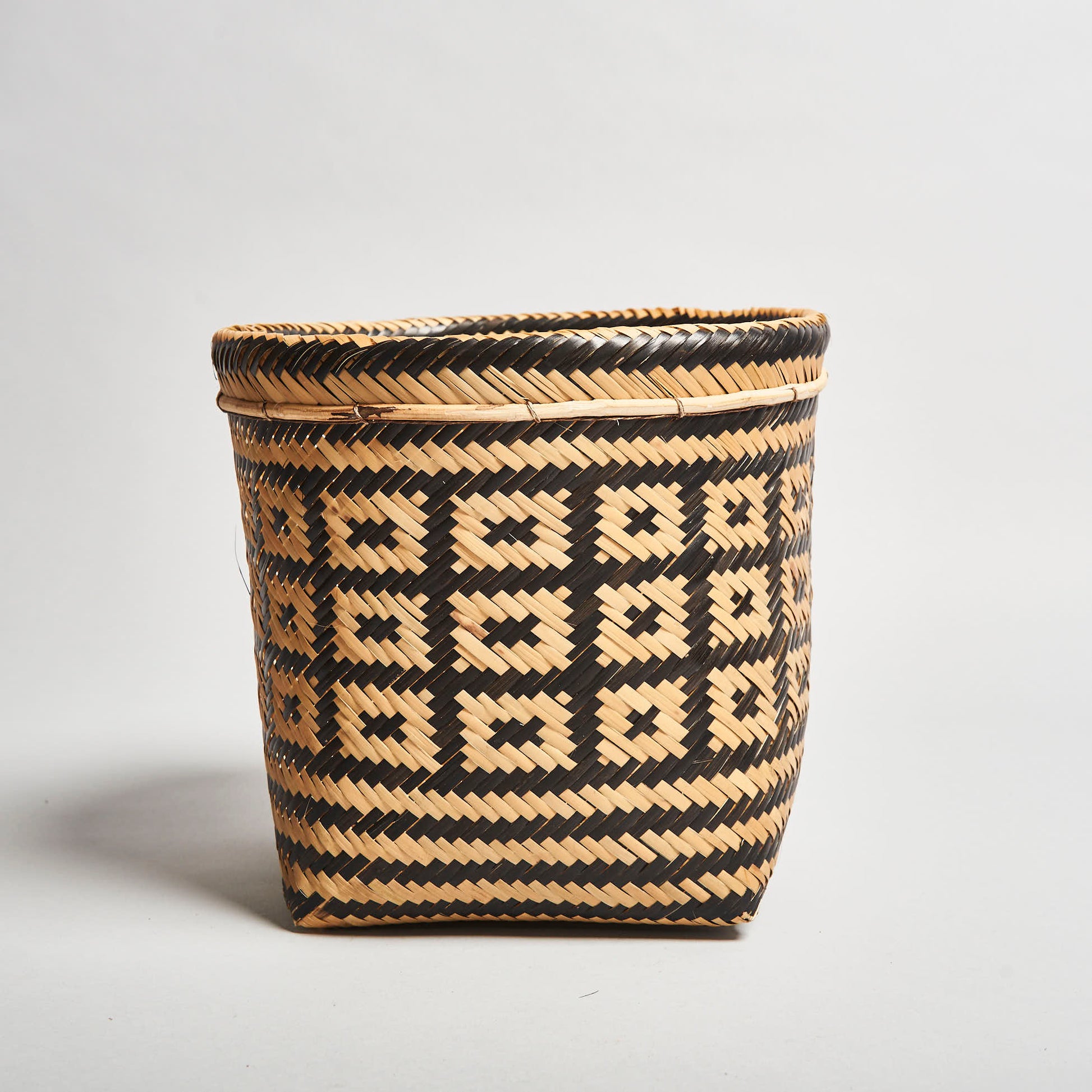 Cesto de Fibra de Arumã Preto e Bege Povo Baniwa Indígena – Maniò