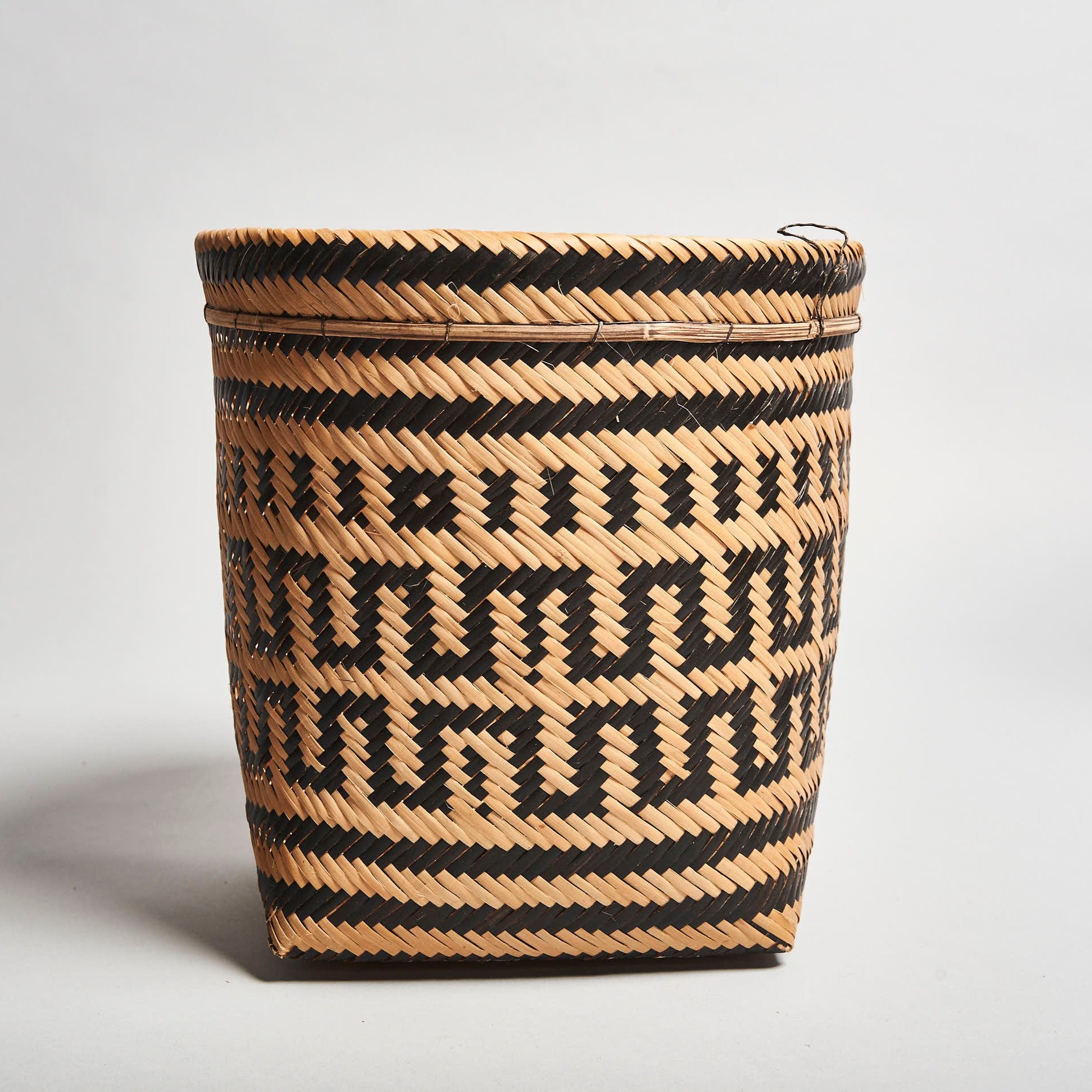 Cesto de Fibra de Arumã Preto e Bege Povo Baniwa Indígena – Maniò